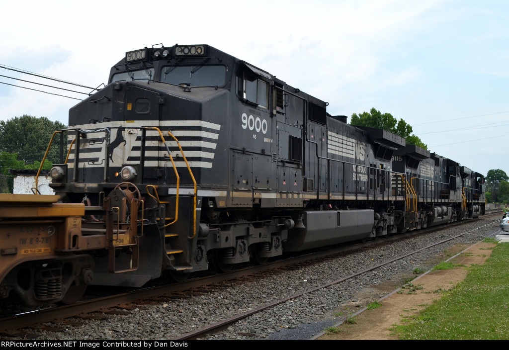 NS C40-9W 9000 trails on 202